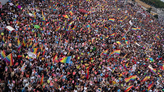 People in Taksim Square for LGBT pride parade in Istanbul, Turkey. 이미지 ...