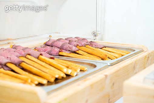 roastbeef wrapped around a crunchy stick (1039831378) - 게티이미지뱅크