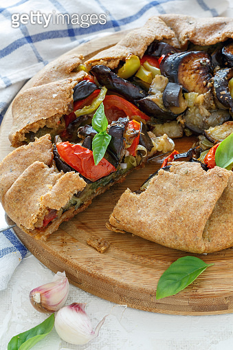 Cut free-form pie with vegetables. 이미지 (1020099092) - 게티이미지뱅크
