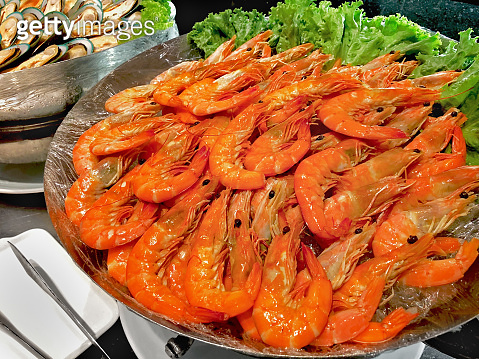 shrimp, prawn on buffet line in restaurant 이미지 (908270720) - 게티이미지뱅크