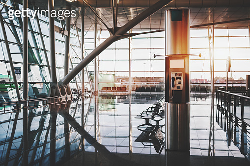 Payphone inside of modern railway station 이미지 (902363612) - 게티이미지뱅크