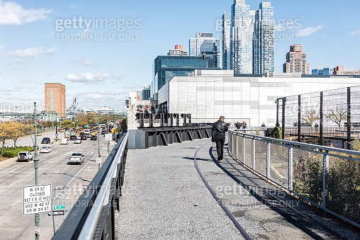 Highline, high line, urban in NYC with people tourists walking in ...