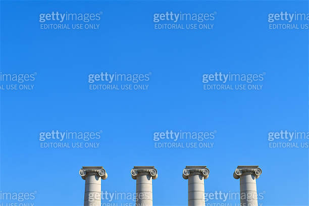 The four columns monument sculpture in Barcelona. 이미지 (1077503998) - 게티 ...