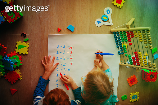 little boy and girl learn to write and calculate numbers 이미지 (919555002 ...