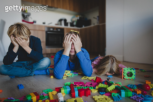 sad kids with stressed father with toys scattered all over the room 이미지 ...