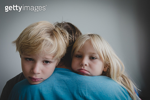 sad little boy and girl hugging father, family in sorrow 이미지 ...