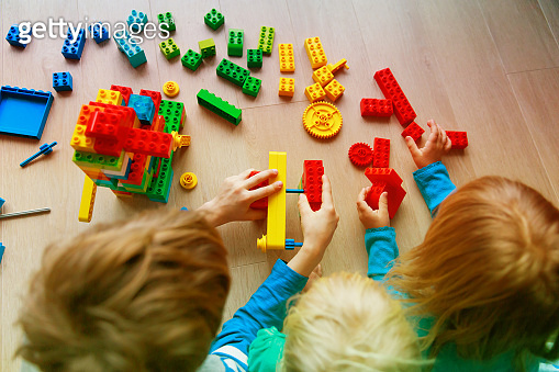 kids play building with plastic blocks 이미지 (912875568) - 게티이미지뱅크