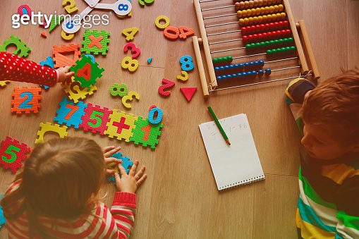 little boy and girl learn to calculate numbers (908971082) - 게티이미지뱅크