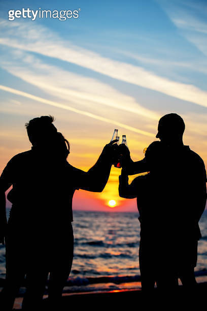 Young Adult Summer Beach Party Dancing Concept 이미지 (1018978904) - 게티이미지뱅크