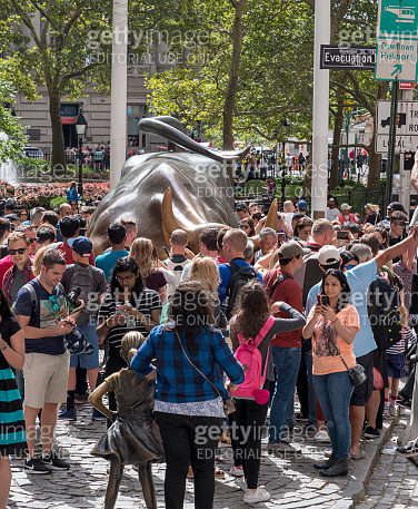 people visit the landmark Charging Bull in Lower Manhattan (1051078002) - 게티이미지뱅크