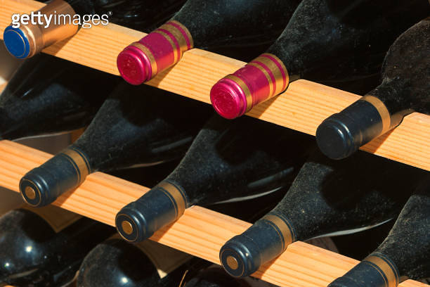 Old wine bottles in wine cell 이미지 (1010092728) - 게티이미지뱅크