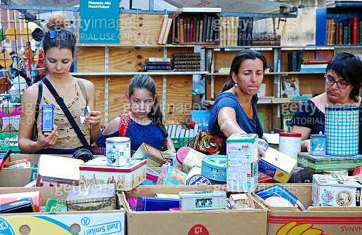 A group of women rummaging through old boxes in a flea market. 이미지 ...