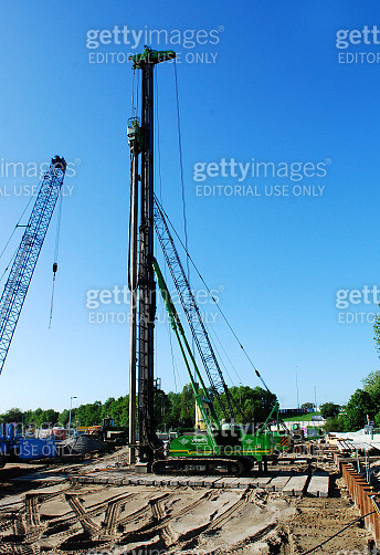 Very tall crane building a new quay wall. 이미지 (959576838) - 게티이미지뱅크