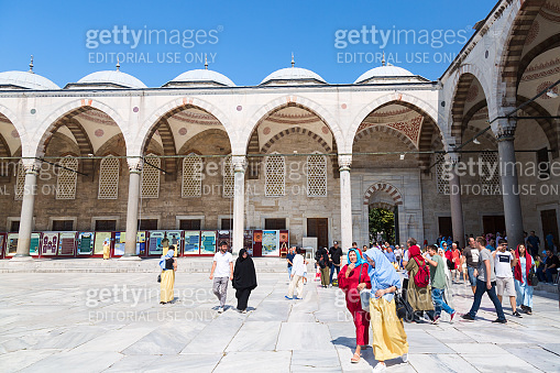 Courtyard of Blue mosque with people in Sultanahmet park in Istanbul ...