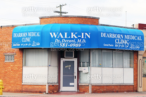 Walk in clinic with Arab signage 이미지 (909753064) - 게티이미지뱅크