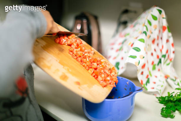 Kitchen cooking close up dicing tomatoes 이미지 (1066814750) - 게티이미지뱅크