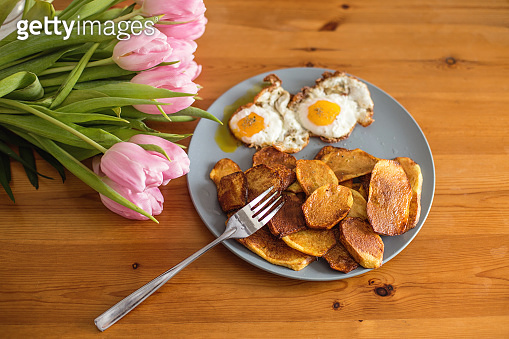 fried potatoes, bouquet of pink tulips and fried eggs 이미지 (914639936 ...