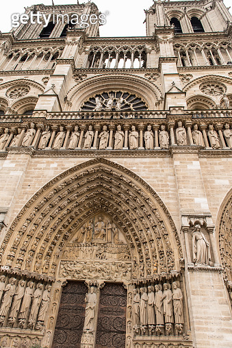 A famous low angle view of notre dame in France (901977634) - 게티이미지뱅크