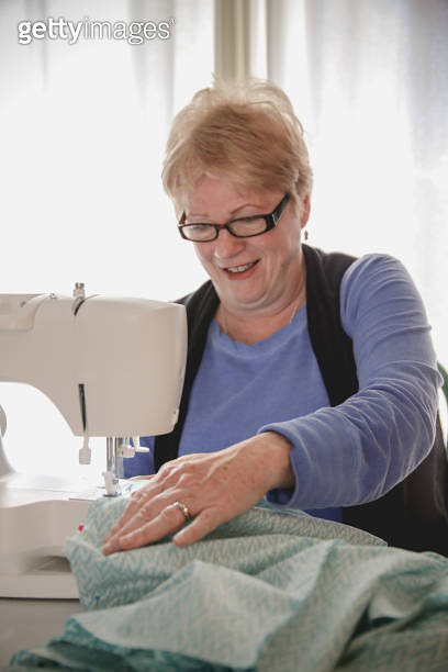 DIY Grandma Sewing Project White and Green, Hand Pushing Fabric 이미지 ...