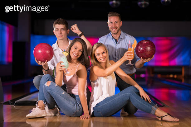 Bowling - four happy young adults in bowling center (914856202) - 게티이미지뱅크