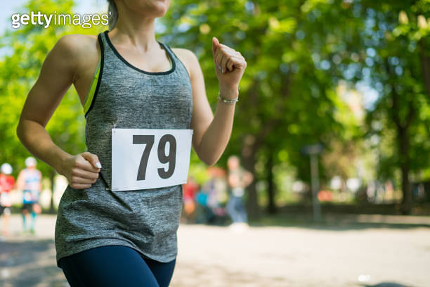 upper body running woman with start number 이미지 (994891014) - 게티이미지뱅크