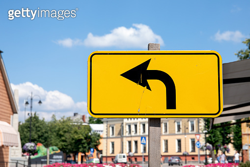 Yellow road sign for bypass with arrow (1009616680) - 게티이미지뱅크