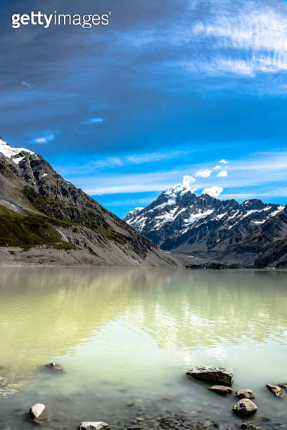 Mount Cook landscape reflection on lake, the highest mountain in New ...