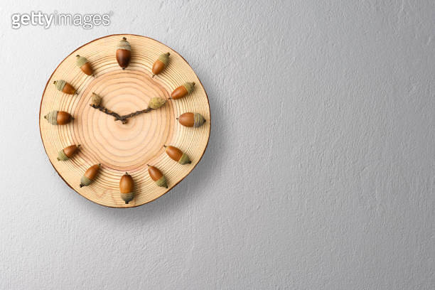 Acorn Clock pointing 10 o'clock hung on the concrete wall (1069034248 ...