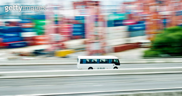 White bus driving on city overpass 이미지 (1066103948) - 게티이미지뱅크