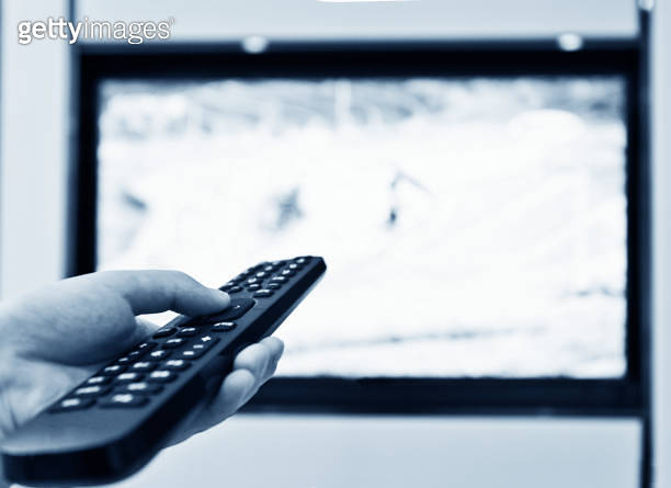 Human hand holding the remote control 이미지 (1035604058) - 게티이미지뱅크