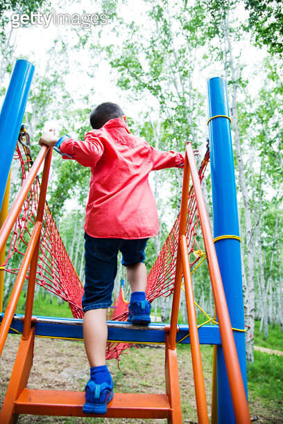 Asian boy walking on rope bridge 이미지 (956407270) - 게티이미지뱅크