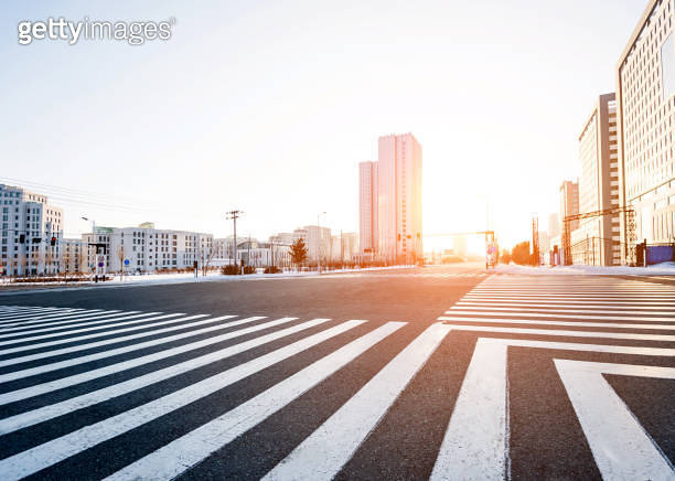 Zebra crossing and modern buildings in winter 이미지 (1009430856) - 게티이미지뱅크