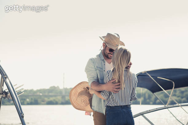 Take me somewhere far away where we'll be alone. (1016724142) - 게티이미지뱅크