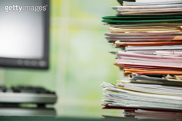 Large stack of files, documents, paperwork on desk. (904265746) - 게티이미지뱅크