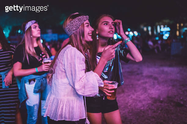 Two best friends dancing and enjoying summer music festival 이미지 ...