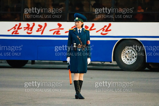 Police woman controlling traffic in Pyongyang (957852272) - 게티이미지뱅크