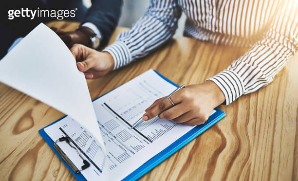 Double-checking all their facts and figures 이미지 (1062476784) - 게티이미지뱅크