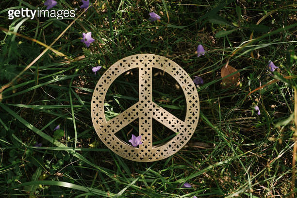 Peace symbol in nature enviroment concept 이미지 (1024254192) - 게티이미지뱅크