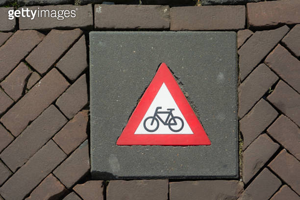 Beware of crossing bicycles sign in the pavement (1075621798) - 게티이미지뱅크