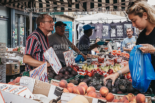 Man selling fresh fruit in Brick Lane, London, UK. 이미지 (1007326264 ...