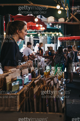 Seller and customer at a tea stand in Borough Market, London, UK ...