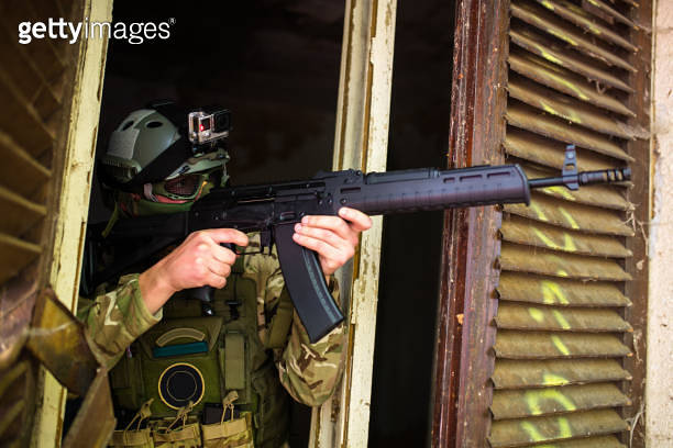 Soldier with rifle ready to fire (1020803774) - 게티이미지뱅크