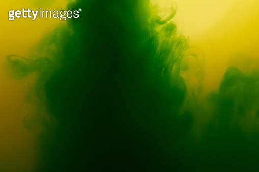 Green paint flow in yellow water 이미지 (1075249738) - 게티이미지뱅크