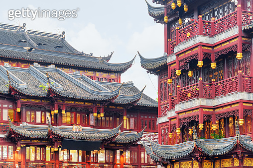 Traditional Chinese red buildings with black curved upward roofs 이미지 ...
