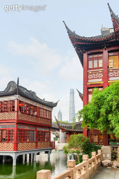 Traditional red Chinese buildings and skyscrapers in Shanghai 이미지 ...
