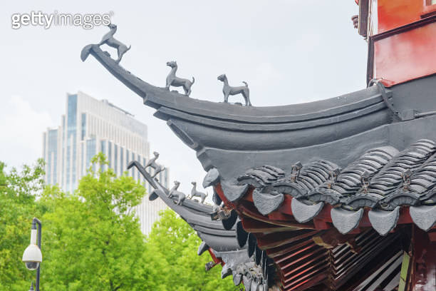 Detail of traditional Chinese curved upward roof, Shanghai 이미지 ...