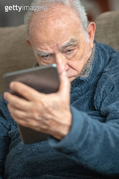Old man looking at his electronic tablet 이미지 (1083065370) - 게티이미지뱅크