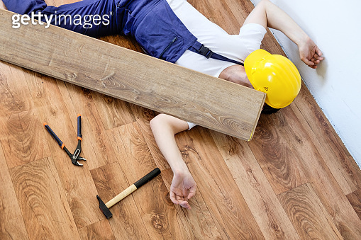 Construction worker falling down the ladder 이미지 (951082068) - 게티이미지뱅크