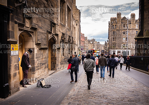 Street performer as Invisible Man along The Royal Mile, Edinburgh ...