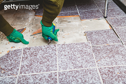 Hands take tile with chisel 이미지 (924307564) - 게티이미지뱅크